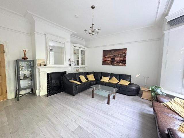 4 bedroom Flat To Rent