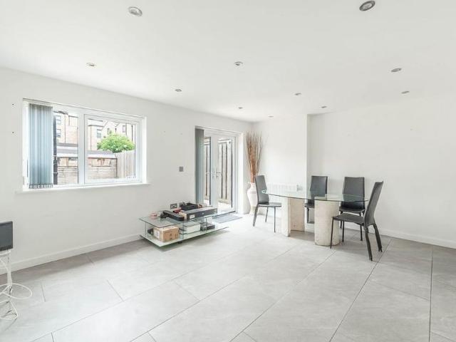 4 bedroom flat to rent