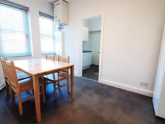 4 bedroom flat to rent