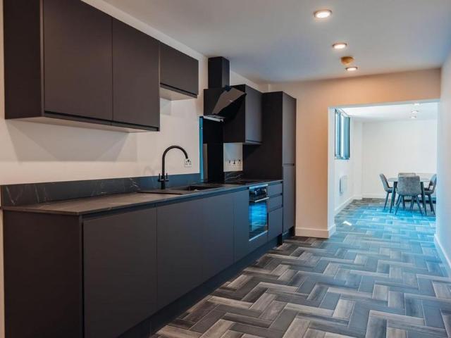 4 bedroom flat to rent