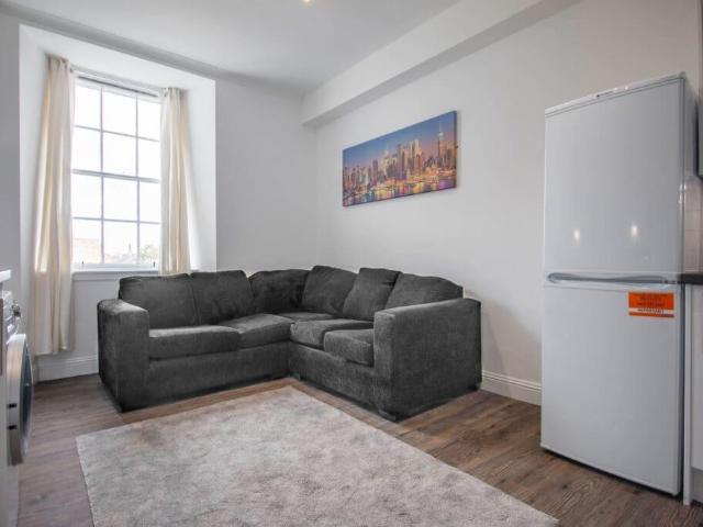 4 bedroom flat to rent