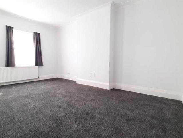 4 bedroom flat to rent