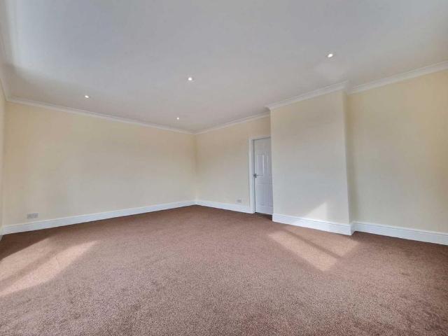 4 bedroom flat to rent
