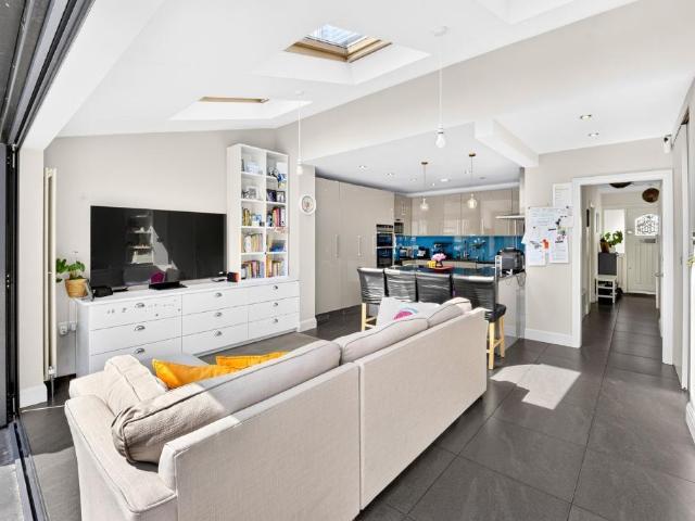 4 bedroom flat to rent