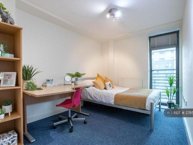 4 bedroom flat to rent