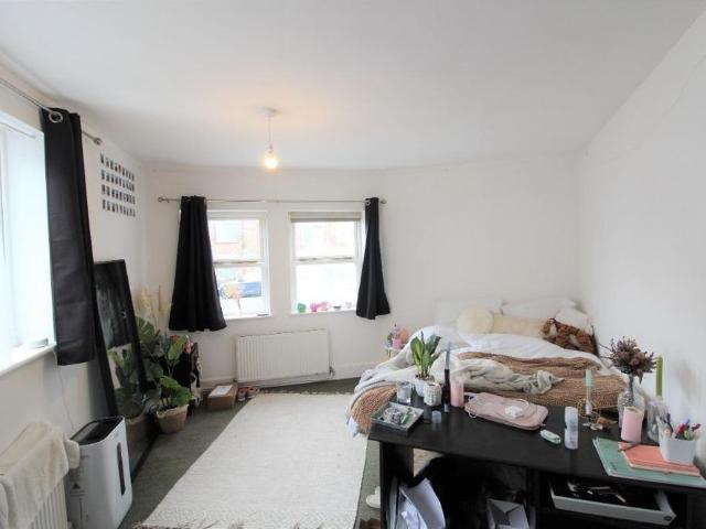 4 bedroom flat to rent