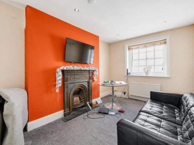 4 bedroom flat to rent