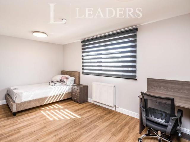4 bedroom flat to rent