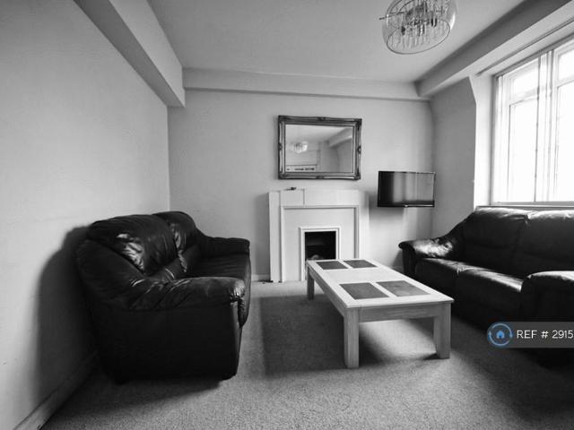 4 bedroom flat to rent