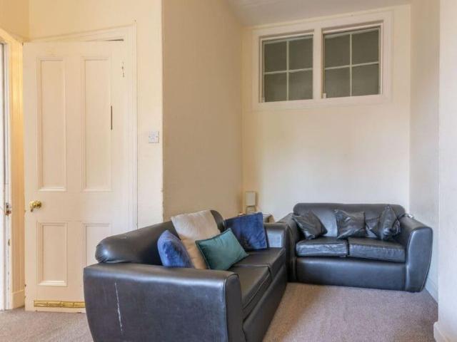 4 bedroom flat to rent