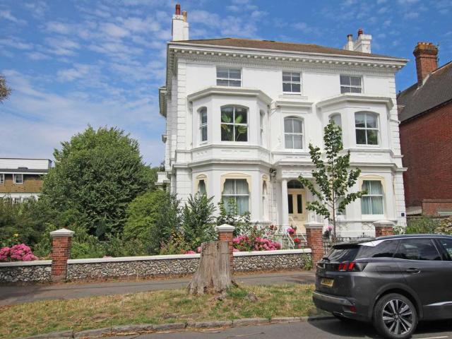 4 bedroom flat for sale