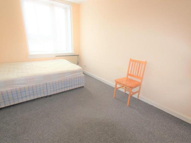 4 bedroom flat for sale