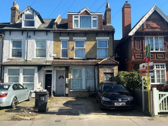 4 bedroom flat for sale