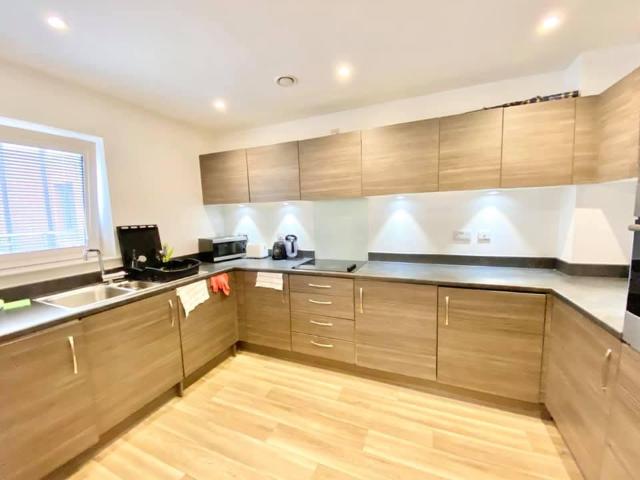 4 bedroom flat for sale