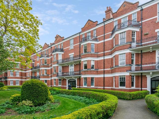 4 bedroom flat for sale
