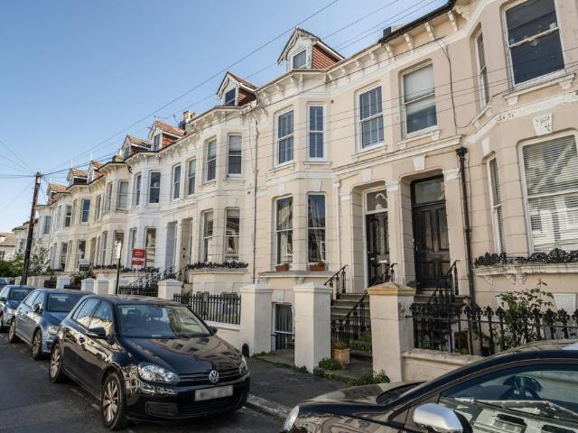 4 bedroom flat for sale