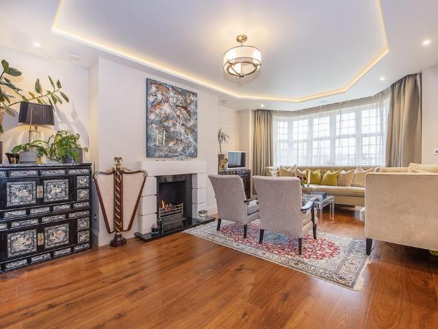 4 bedroom flat for sale