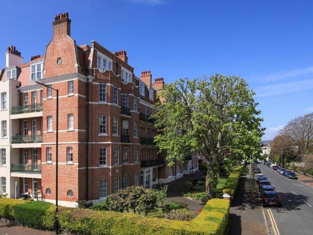 4 bedroom flat for sale