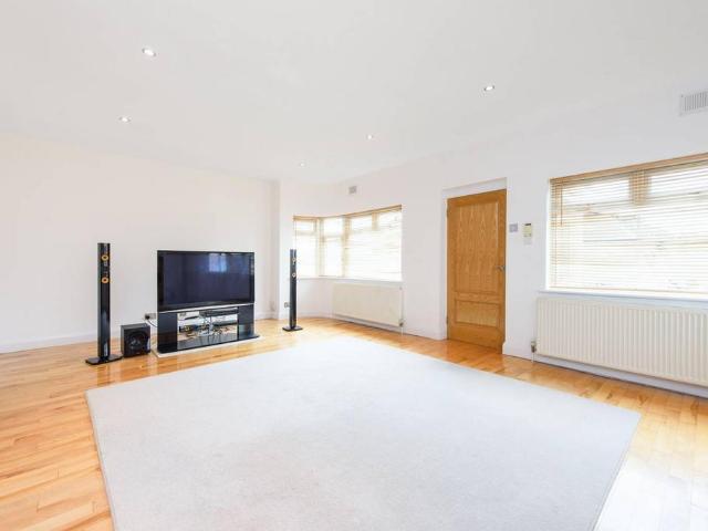 4 bedroom flat for sale