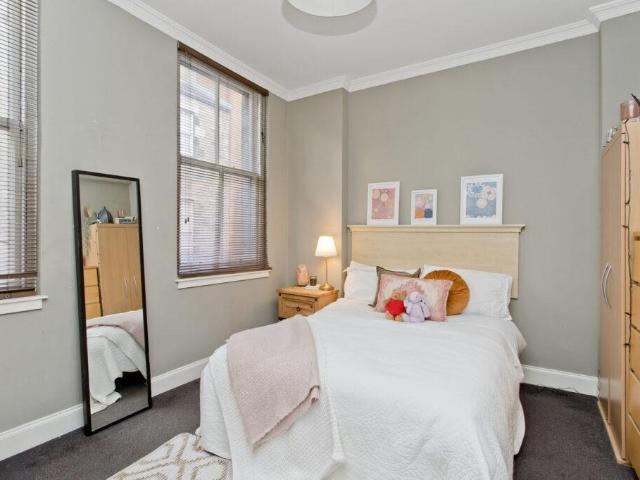 4 bedroom flat for sale