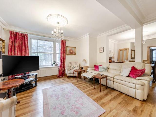 4 bedroom flat for sale