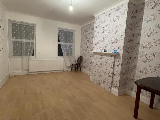 4 bedroom flat for sale
