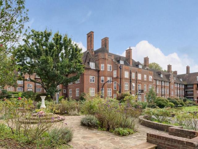 4 bedroom flat for sale