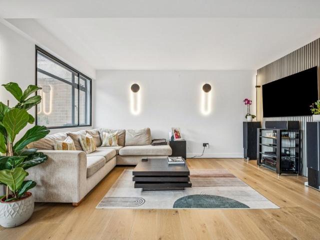 4 bedroom flat for sale