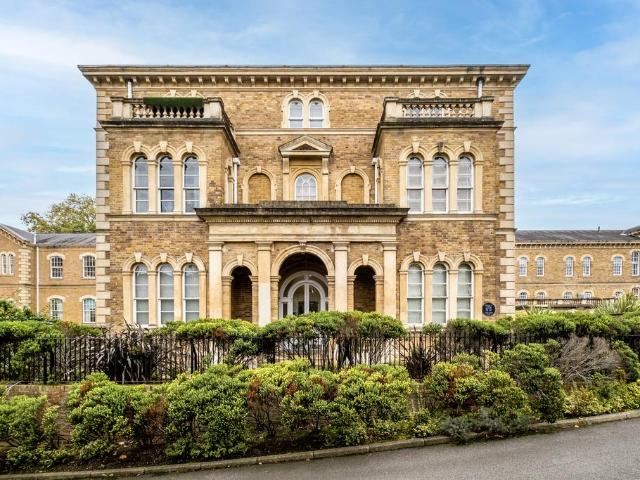 4 bedroom flat for sale
