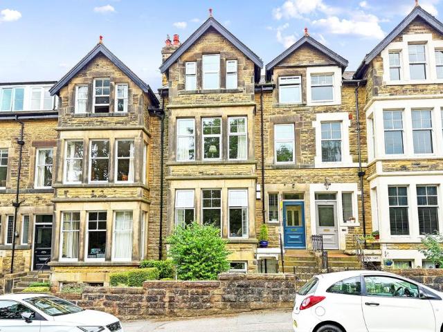 4 bedroom flat for sale