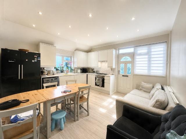 4 bedroom flat for sale