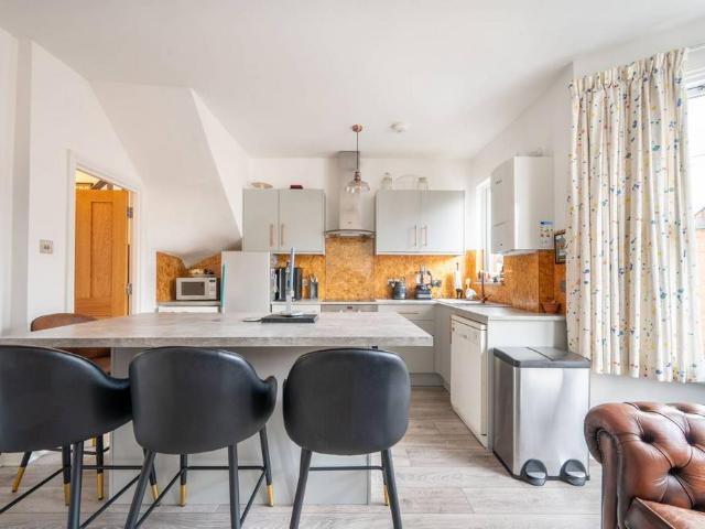 4 bedroom flat for sale