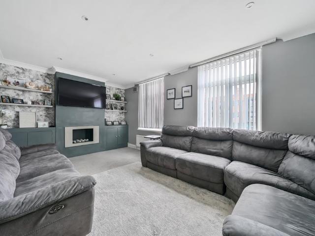 4 bedroom flat for sale