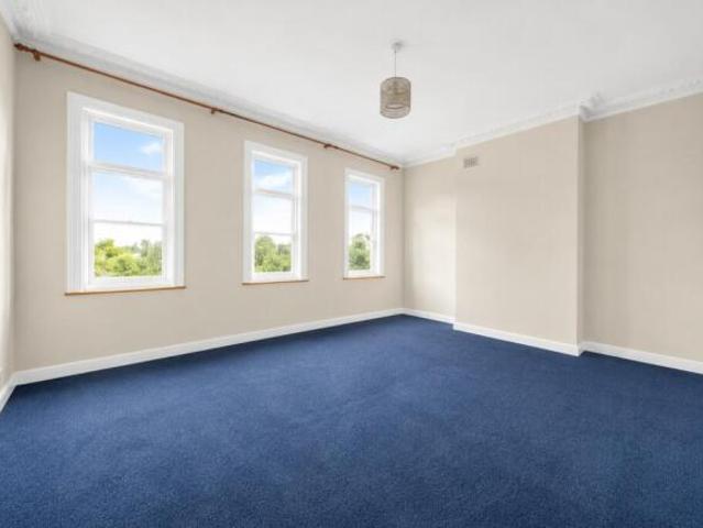 4 bedroom flat for sale in Wandsworth Road, London, SW8