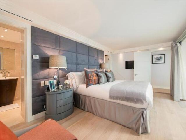 4 bedroom flat for sale in Charles Street, London, W1J