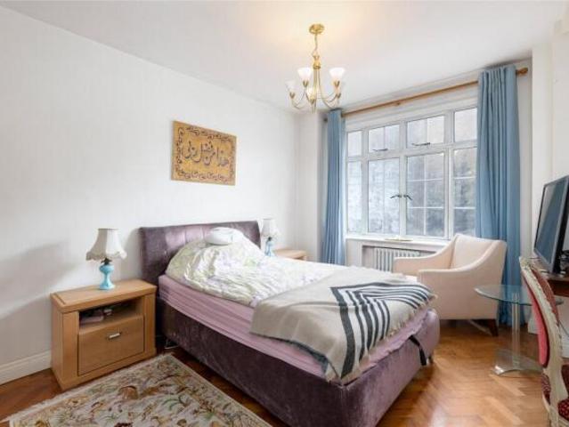 4 bedroom flat for sale in Cheyne Walk, London, SW3