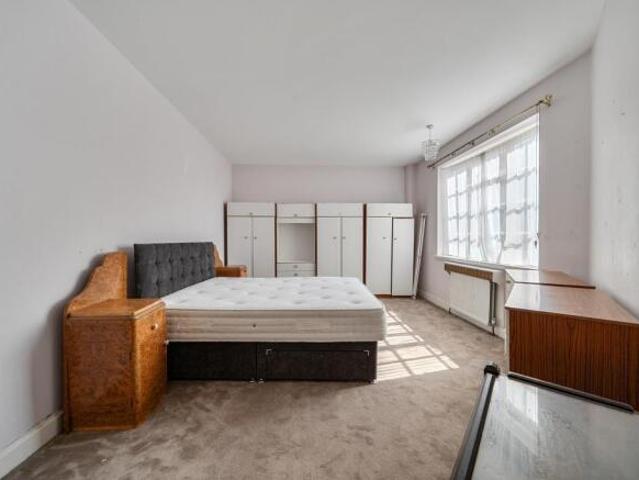 4 bedroom flat for sale in Cropthorne Court, Maida Vale, W9