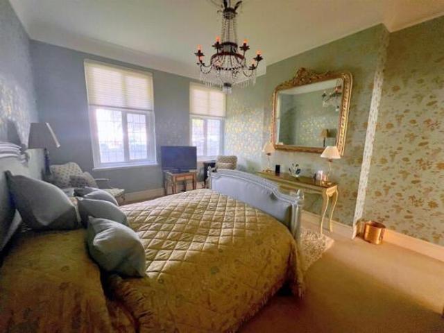4 bedroom flat for sale in Devonshire Place, Eastbourne, BN21