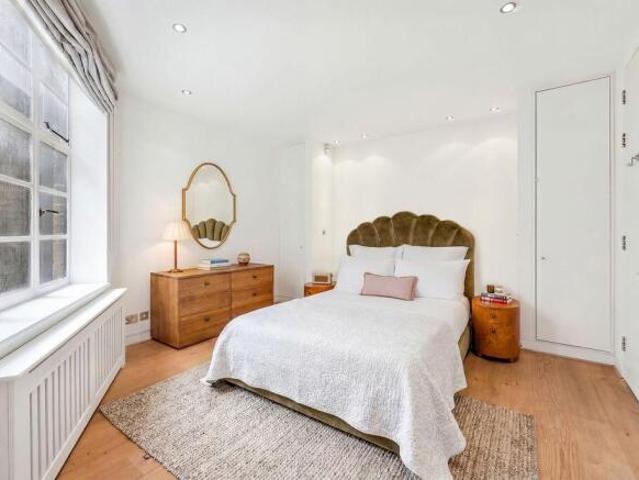 4 bedroom flat for sale in Halkin Place, London, SW1X