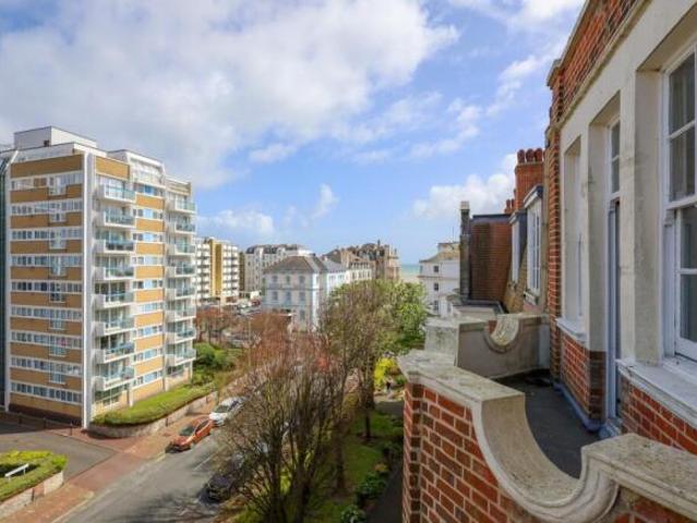 4 bedroom flat for sale in Hartington Place, Eastbourne, BN21