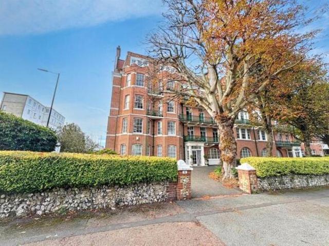 4 bedroom flat for sale in Hartington Place, Eastbourne, BN21