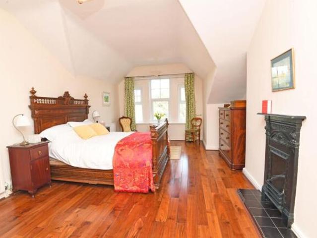 4 bedroom flat for sale in Harlow Moor Drive, Harrogate, HG2