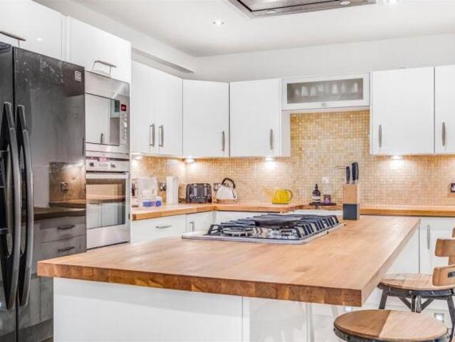 4 bedroom flat for sale in Putney Bridge Road, London, SW15