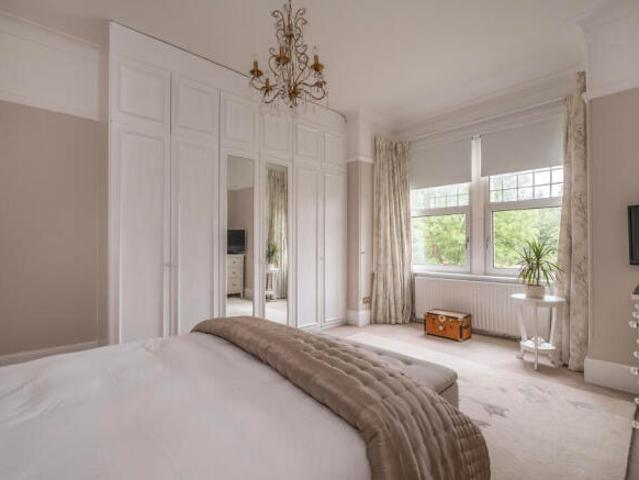 4 bedroom flat for sale in Putney Hill, London, SW15