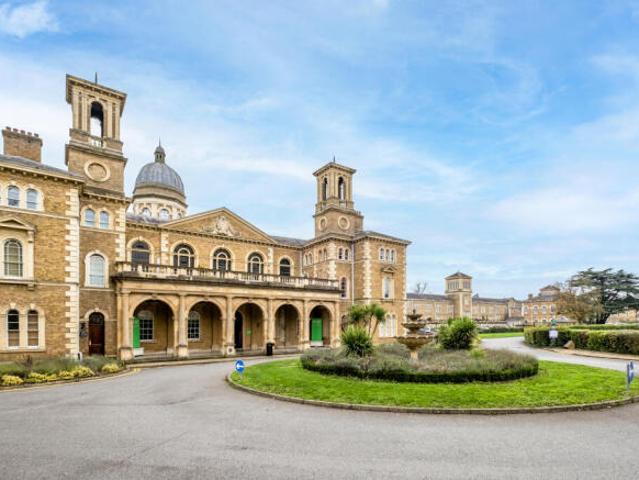 4 bedroom flat for sale in Royal Drive, London, N11
