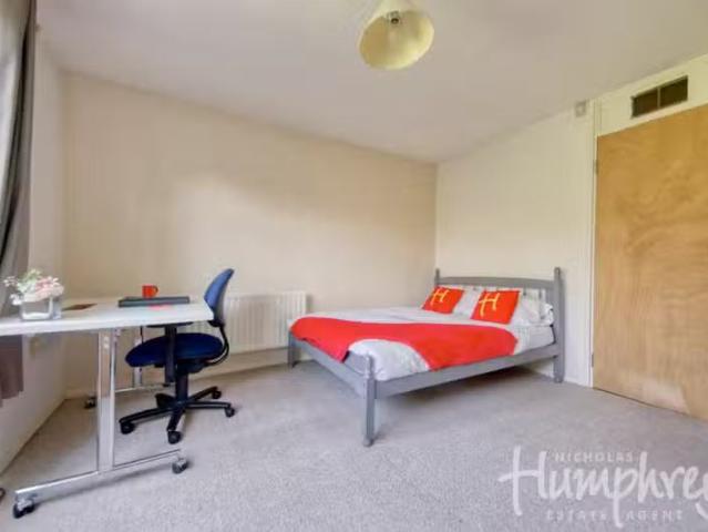 4 bedroom flat for rent in 4 Bed Student Home 65 Downs Road.