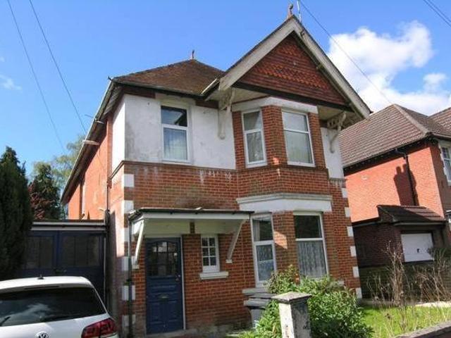 4 bedroom flat for rent in 4 bedroom First Floor Flat in Winton BH3