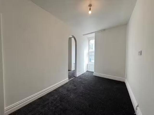 4 bedroom flat for rent in 27 Heysham Road, LA3