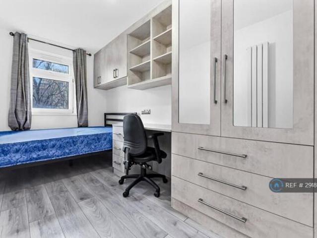 4 bedroom flat for rent in Tupman House, London, SE16