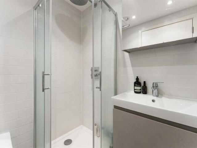4 bedroom flat for rent in Upper Clapton Road, Hackney, London, E5
